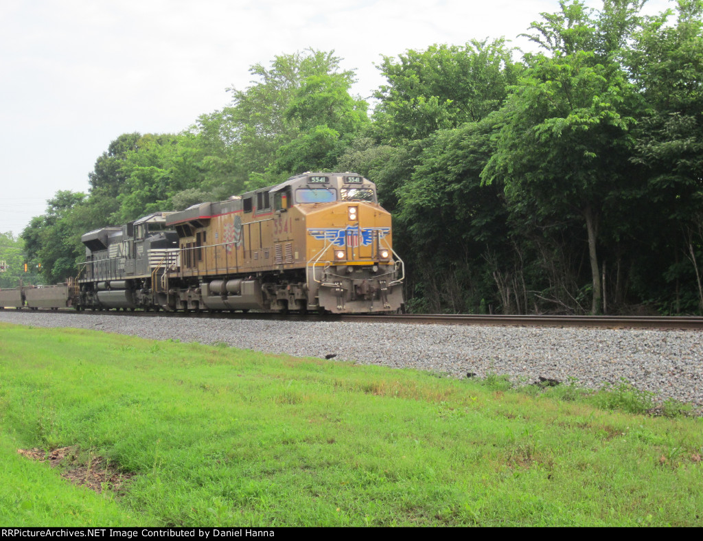 UP 5541 leads NS 22N